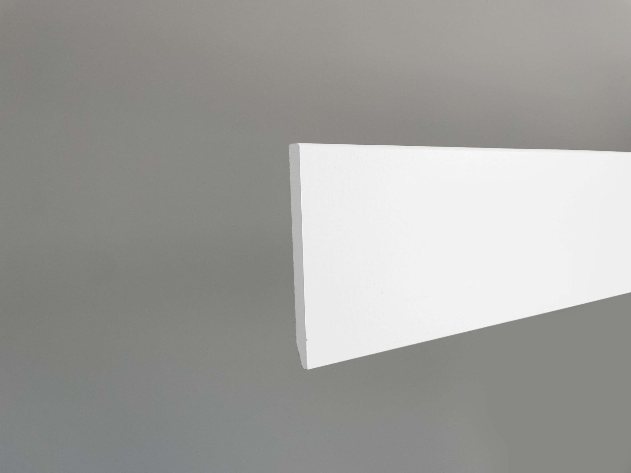 Strakke plint - MDF - RAL 9003 Signaalwit – houtafwerking.nl