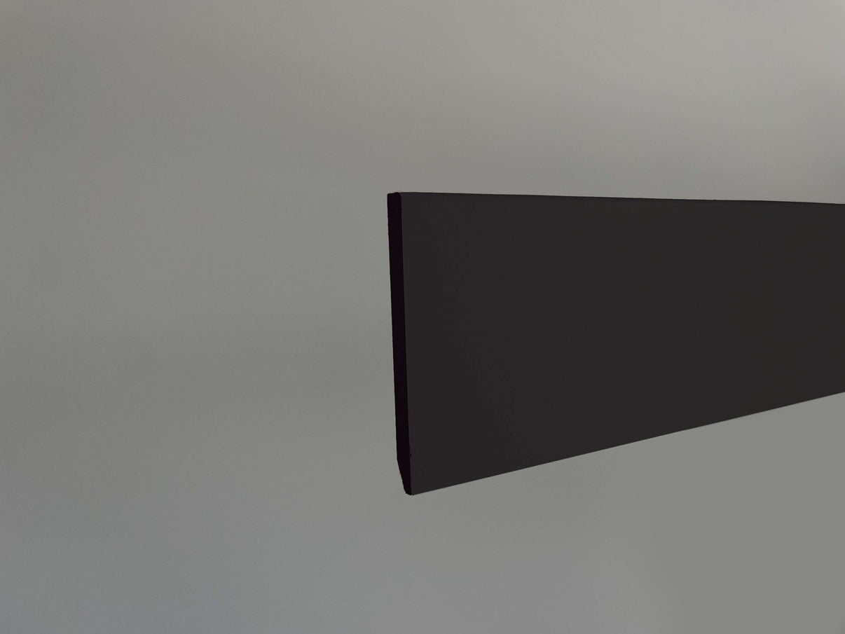 Strakke plint - MDF - RAL 9011 Grafietzwart – houtafwerking.nl