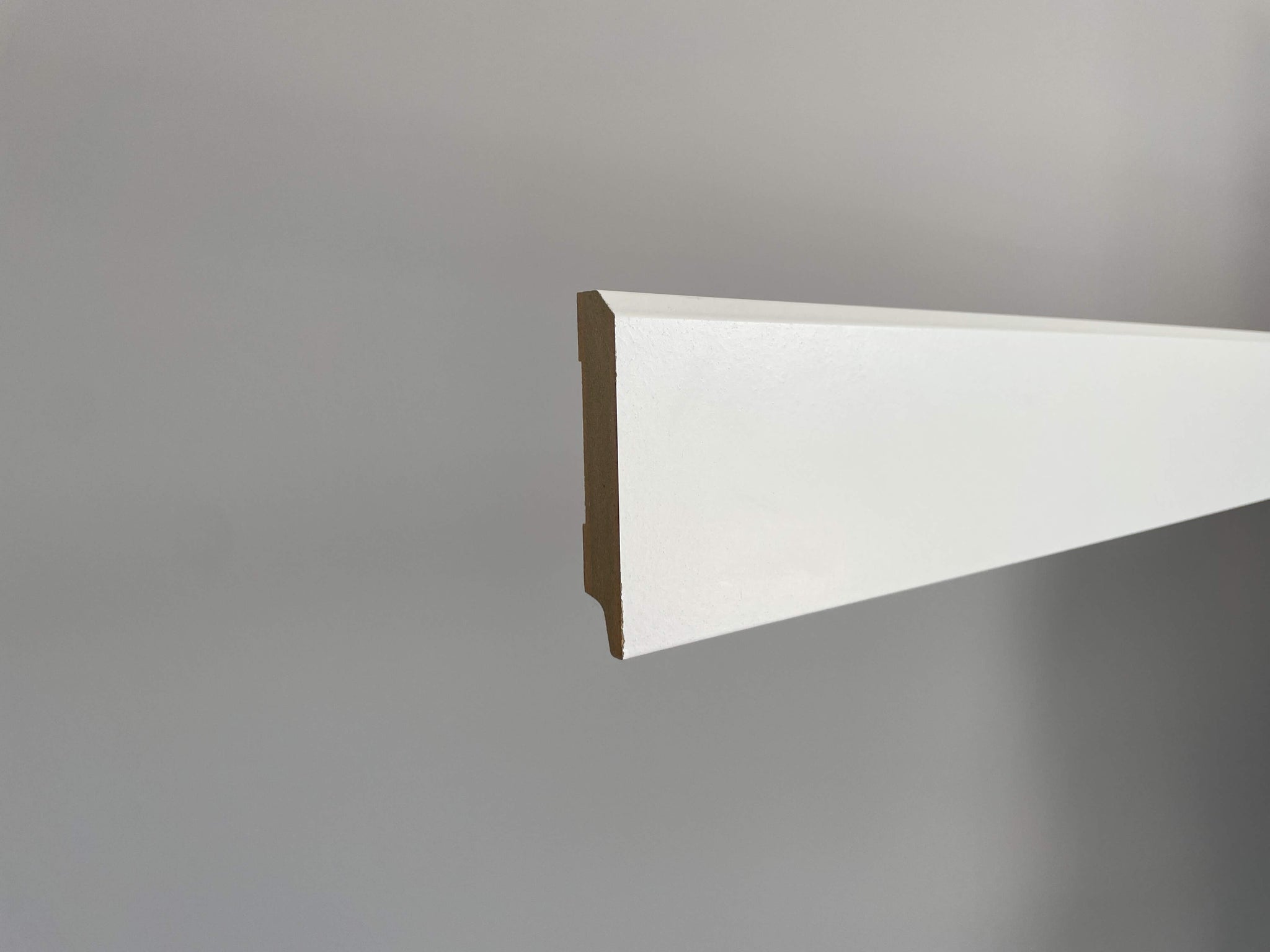 Schuine plint - MDF – houtafwerking.nl