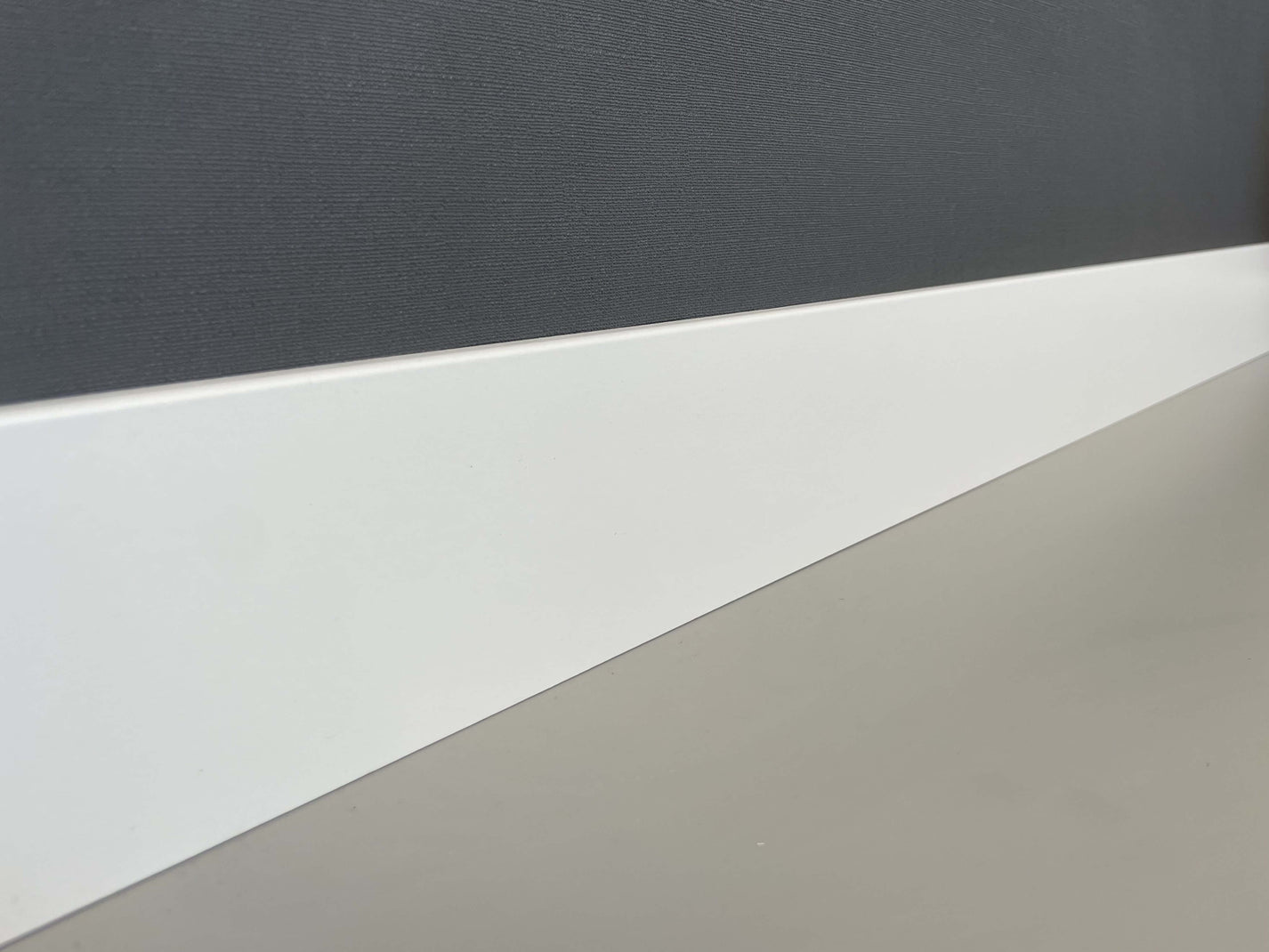 Strakke plint - MDF – houtafwerking.nl